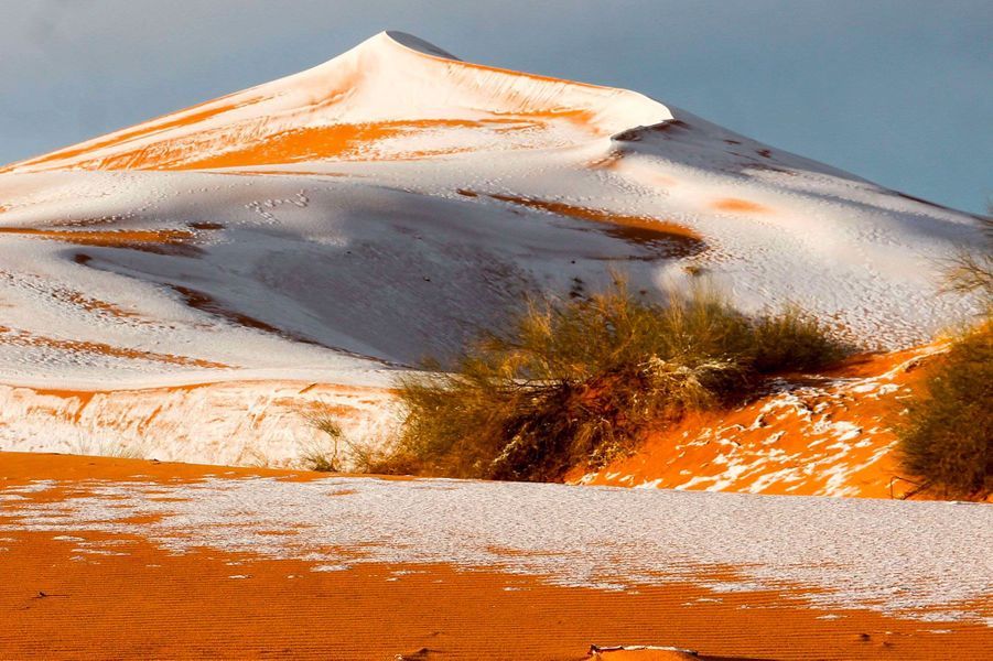 Les Impressionnantes Images De La Neige Au Sahara