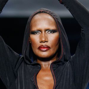 A 70 ans, Grace Jones enflamme toujours le podium