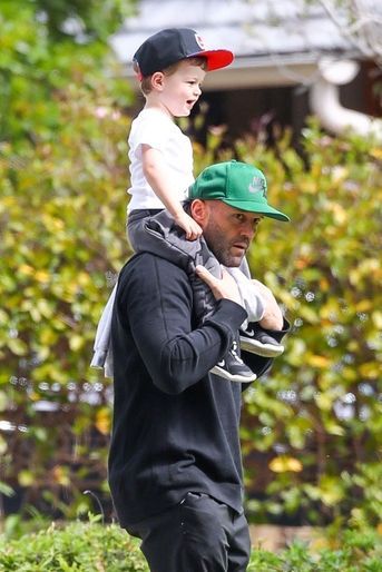 Jason Statham fait de la mini moto avec son adorable fils, Jack