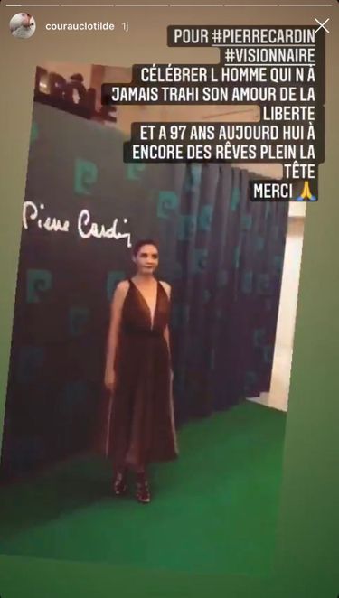 Clotilde Courau, sublime en toute transparence pour honorer Pierre Cardin