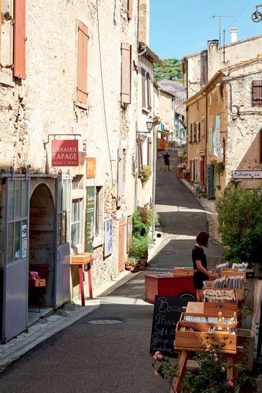 Montolieu : des super-libraires font vivre leur village