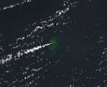 Une île apparaît après une éruption sous-marine aux Tonga