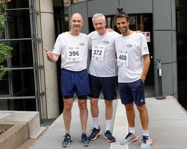 Des ministres en short, des drapeaux olympiques et un cross inédit
