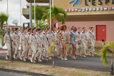 30 filles, 40 cartons, 70 looks par jour... Habiller les Miss, un casse ...