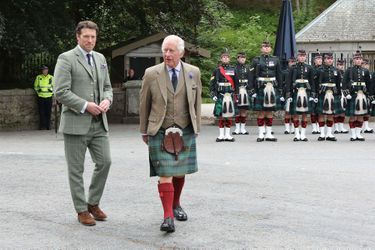 Charles III : pourquoi son séduisant écuyer prend-il ses distances