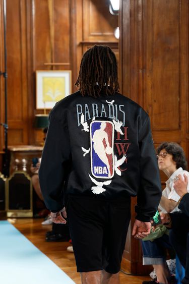 Omar Sy : premiers pas de mannequin pour son fils Tidiane, le jeune ...