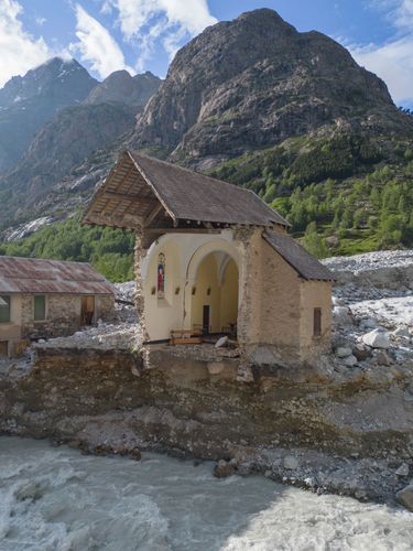 Dans les ruines de La Bérarde, village rayé de la carte par une crue ...