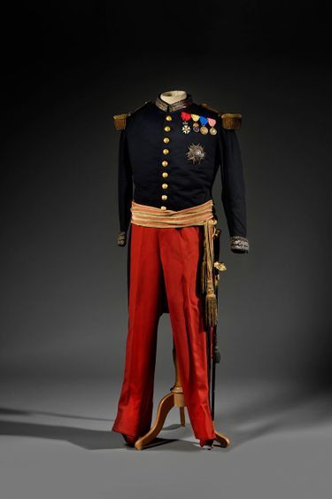 Un uniforme et d’autres vêtements de Napoléon III aux enchères à ...