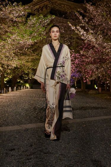 Dior défile sous les sakuras en fleurs de Kyoto