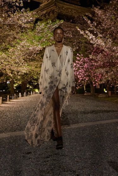 Dior défile sous les sakuras en fleurs de Kyoto