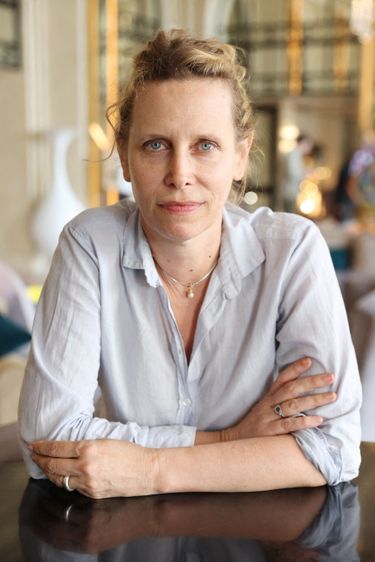 « Fais-moi signe » : l’émouvant hommage de Carla Bruni à la ...