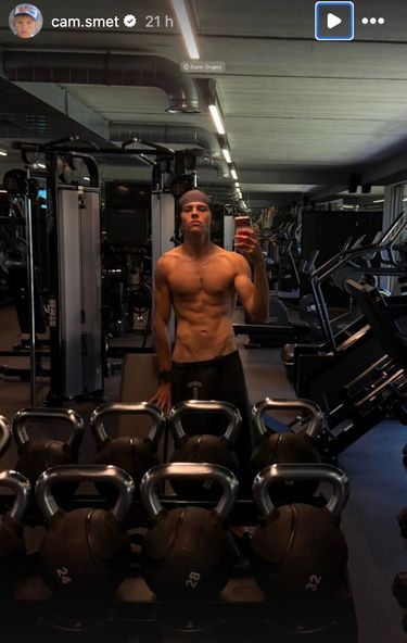 Abdos saillants, bras musclés… Cameron Smet, le fils de David Hallyday ...
