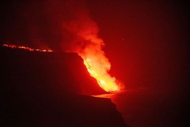 Aux Canaries, un torrent de lave se jette dans l’océan Atlantique