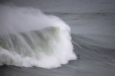 Les vagues monstrueuses de Nazaré sont revenues, les surfeurs aussi