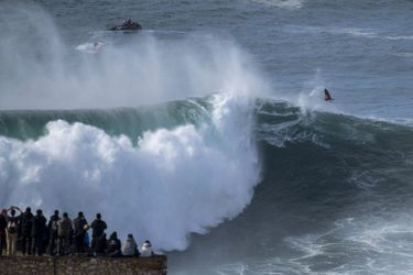 Les vagues monstrueuses de Nazaré sont revenues, les surfeurs aussi