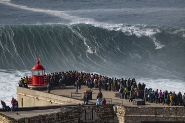 Les vagues monstrueuses de Nazaré sont revenues, les surfeurs aussi