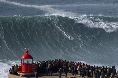 Les vagues monstrueuses de Nazaré sont revenues, les surfeurs aussi