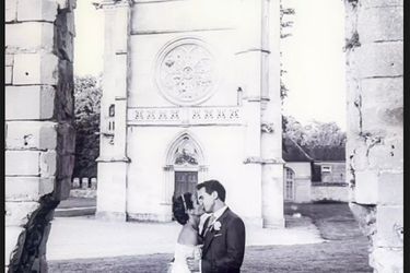 Faustine Bollaert en robe de mariée, photo souvenir avec Maxime Chattam