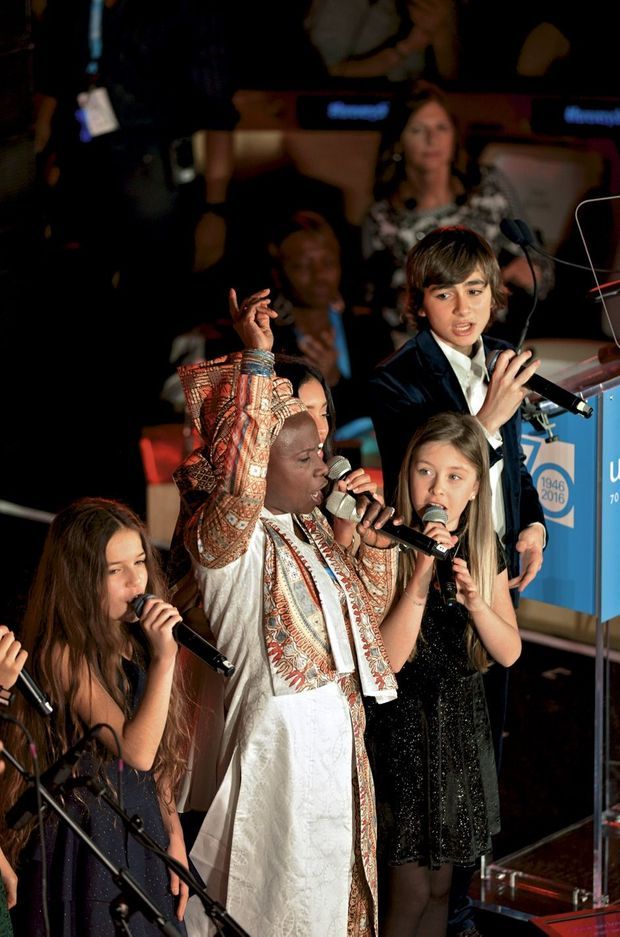 Kids United chantent pour les enfants