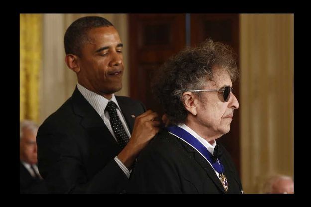 Barack Obama décore Bob Dylan