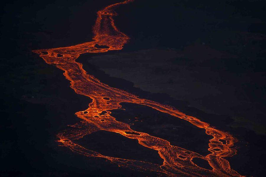 Hawaï : une rivière de lave dégouline du volcan Kilauea