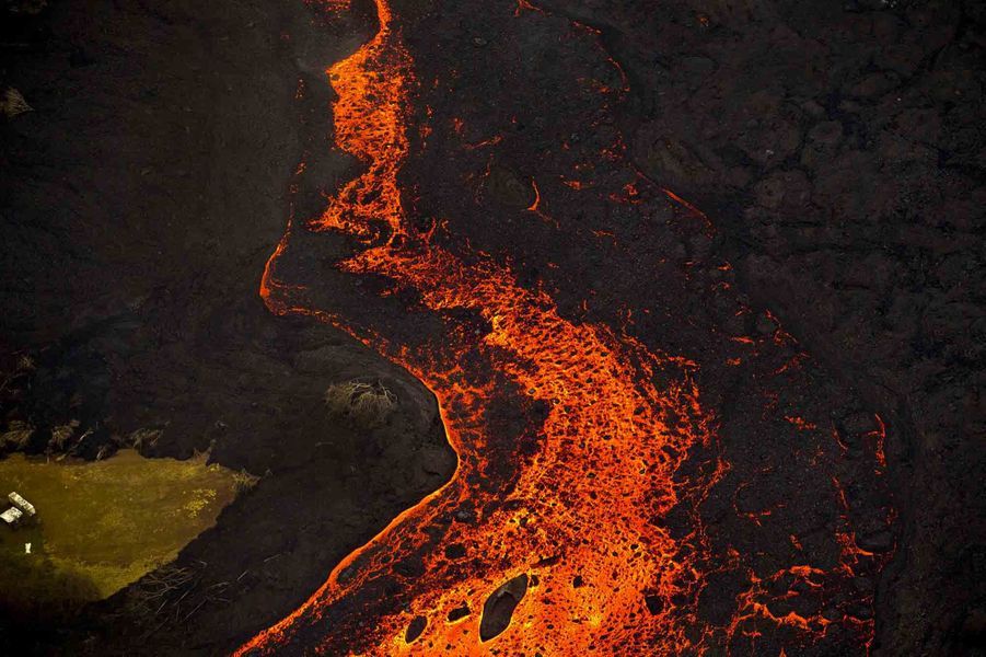 Hawaï : une rivière de lave dégouline du volcan Kilauea
