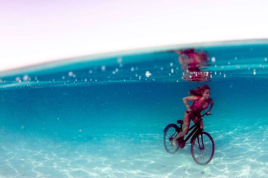 La surfeuse Alison Teal pédale pour la survie des Maldives
