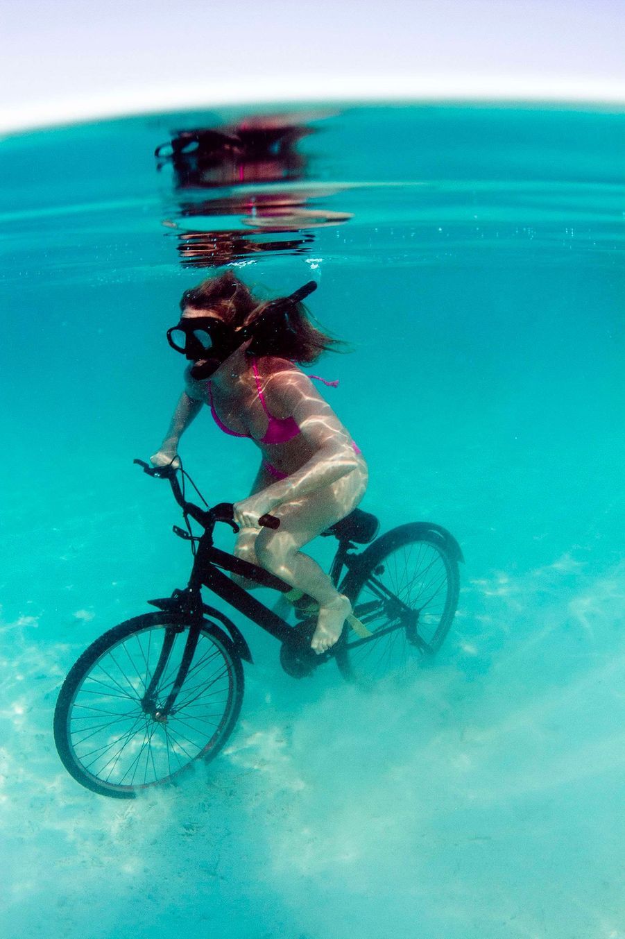 La surfeuse Alison Teal pédale pour la survie des Maldives