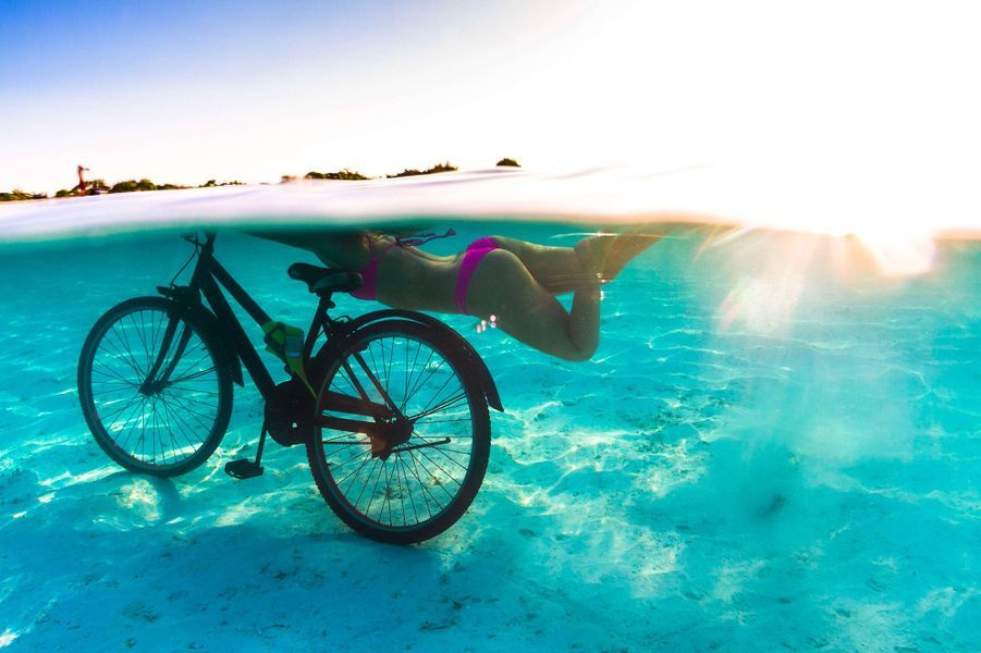 La surfeuse Alison Teal pédale pour la survie des Maldives