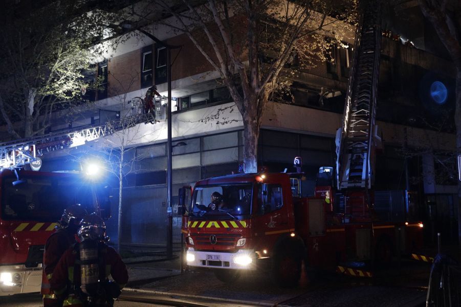 Un violent incendie détruit un immeuble à Paris, sans faire de victimes Un violent incendie détruit un immeuble à Paris, sans faire de victimes