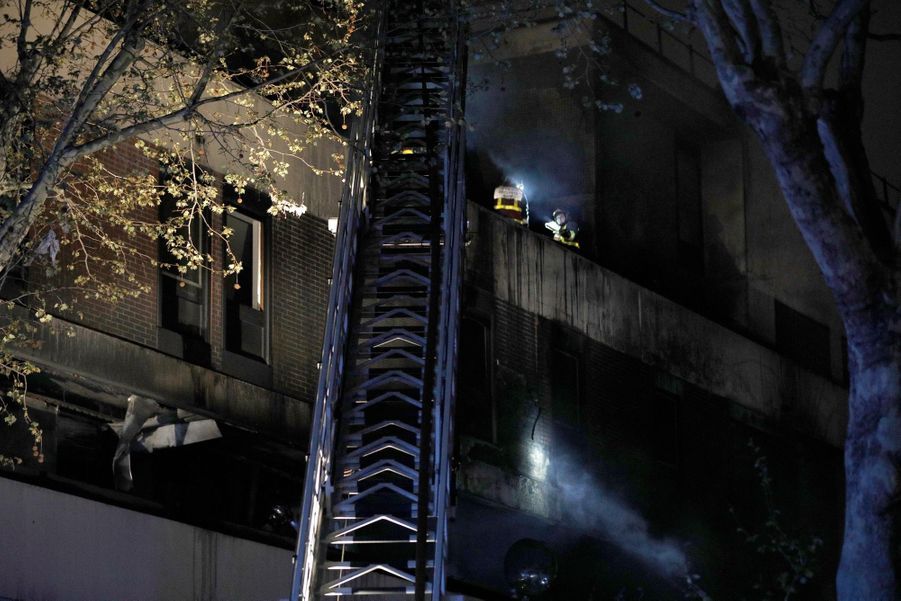 Un violent incendie détruit un immeuble à Paris, sans faire de victimes Un violent incendie détruit un immeuble à Paris, sans faire de victimes