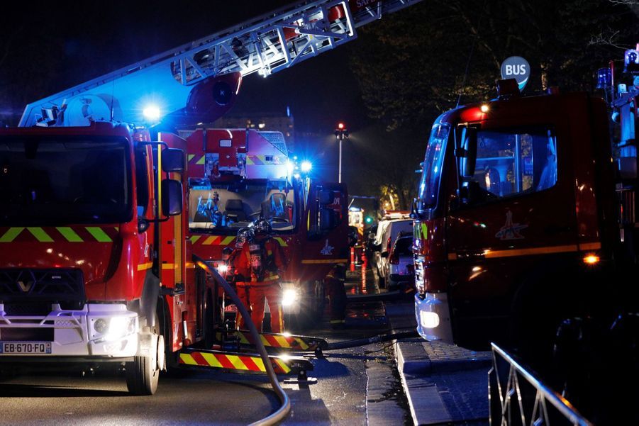 Un violent incendie détruit un immeuble à Paris, sans faire de victimes Un violent incendie détruit un immeuble à Paris, sans faire de victimes