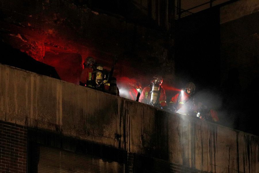 Un violent incendie détruit un immeuble à Paris, sans faire de victimes Un violent incendie détruit un immeuble à Paris, sans faire de victimes