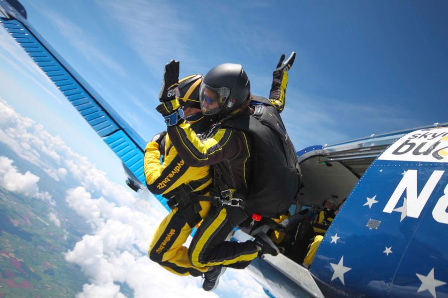 A 101 ans, il saute en parachute et bat un record du monde