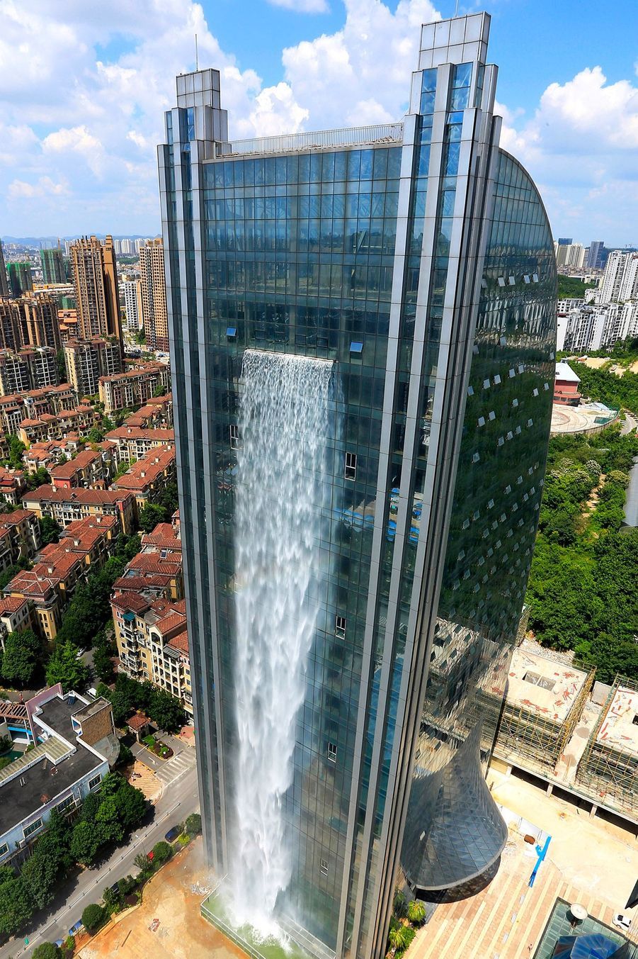 Chine : un immeuble doté d’une cascade de 108 mètres voit le jour
