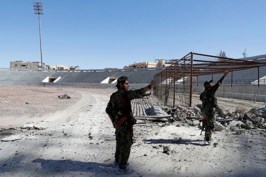 A Raqqa, les combattants syriens célèbrent et déminent la ville