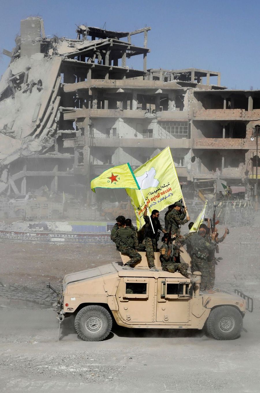 A Raqqa, les combattants syriens célèbrent et déminent la ville