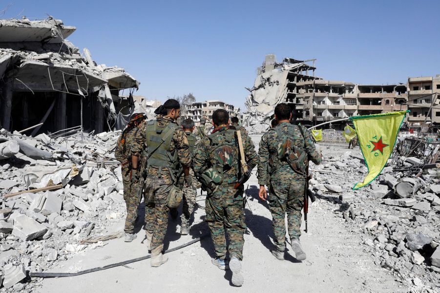 A Raqqa, les combattants syriens célèbrent et déminent la ville