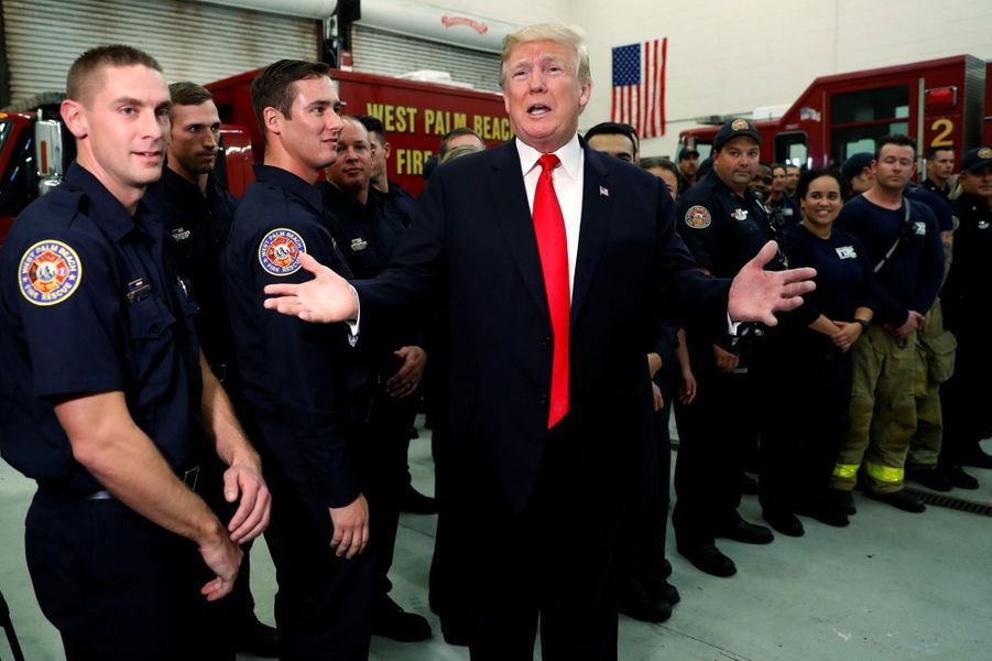 Après une journée de golf, Donald Trump à la rencontre des pompiers