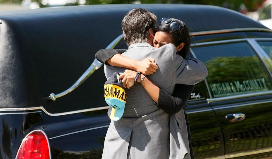 Aurora: les proches des victimes portent leur croix