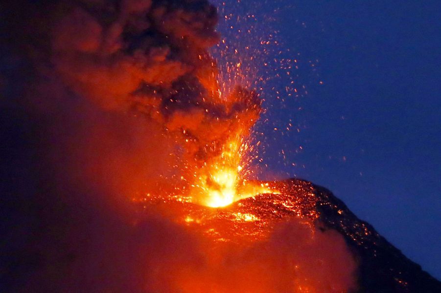 Aux Philippines, le dragon Mayon crache du feu
