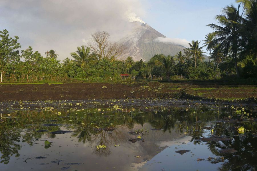 Aux Philippines, le dragon Mayon crache du feu