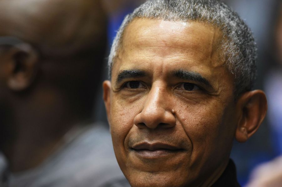 Barack Obama arbore une veste "44"