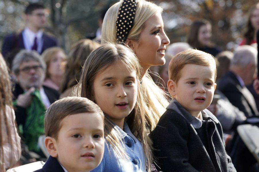 Donald Trump gracie la dinde de Thanksgiving devant ses petits-enfants