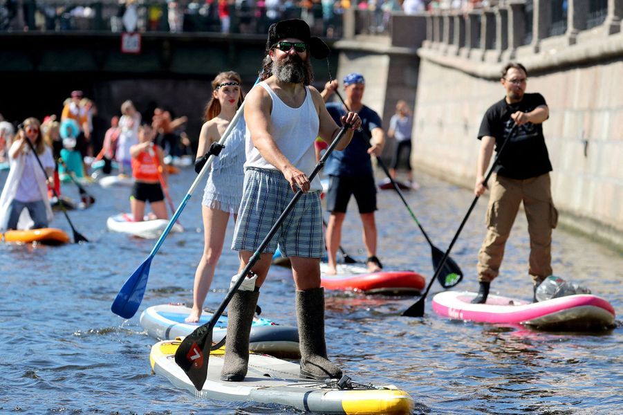 Forte affluence à Saint-Pétersbourg lors d'un festival de stand-up paddle