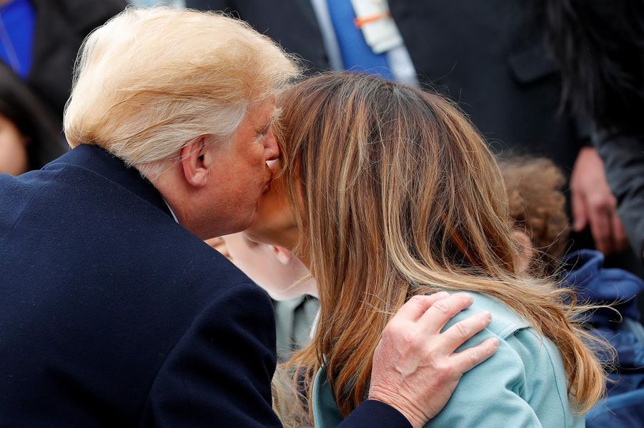 Lapin géant et chasse aux oeufs de Pâques pour Donald et Melania Trump