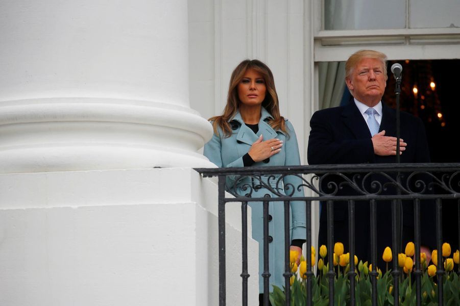 Lapin géant et chasse aux oeufs de Pâques pour Donald et Melania Trump