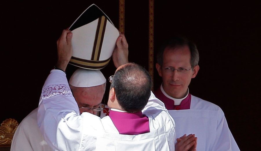 Ovation pour le Pape François à la messe inaugurale