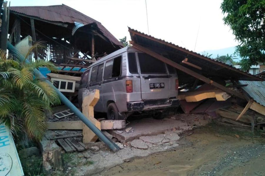 Plusieurs centaines de morts en Indonésie après le séisme et le tsunami Plusieurs centaines de morts en Indonésie après le séisme et le tsunami