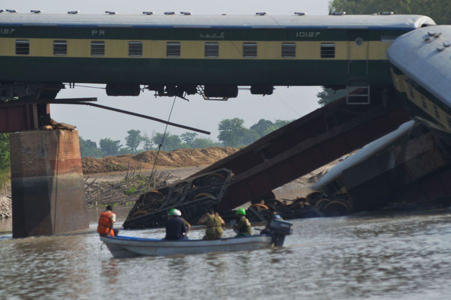 Un acte de sabotage - Spectaculaire accident de train au Pakistan